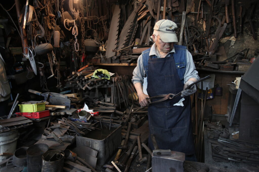 Making sickles to tap lacquer – Fumitoshi Nakahata - NIHONMONO