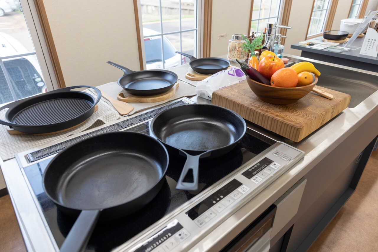 Uniroy”, the world’s lightest cast iron enameled pot produced by Sanjo ...