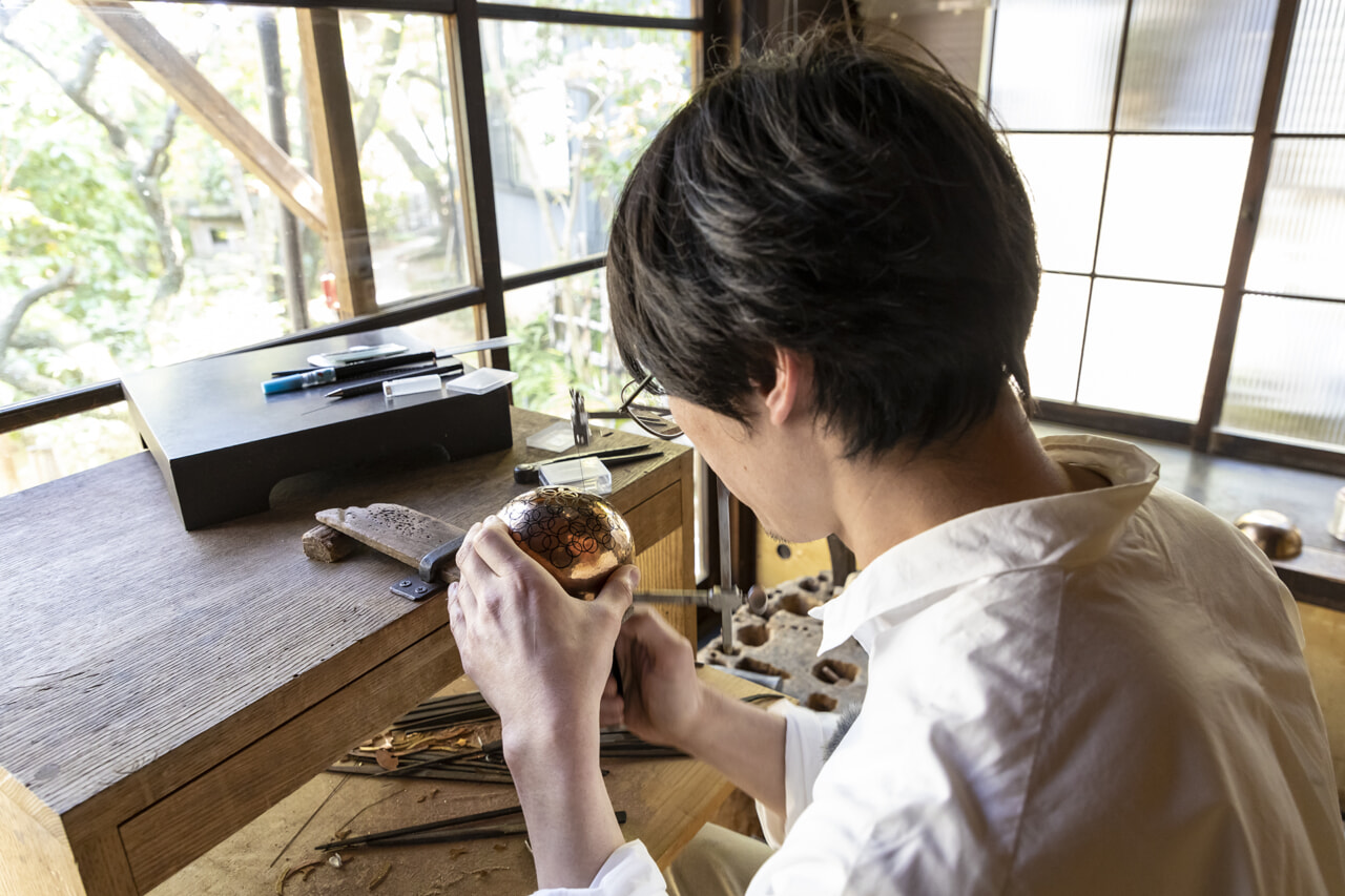 Seikichi Hasegawa, a tea ceremony metalworker with a unique style ...