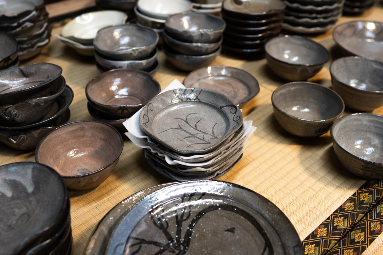 Tsuchida Ken, a potter who makes pottery in a mountain village in ...