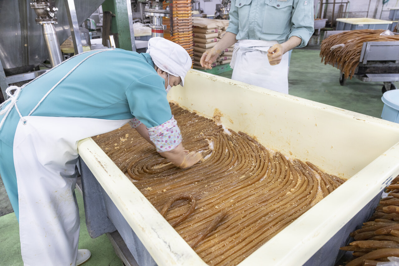 Moriguchi-zuke, a pickle made from the world’s longest daikon radish ...